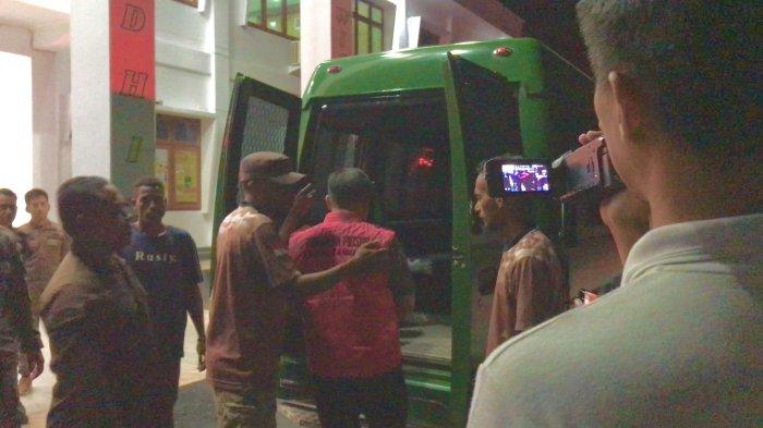 BREAKING NEWS - Gunakan Rompi Tahanan Kejari, Sekretaris DPMK Kaimana Dibawa ke Lapas ...