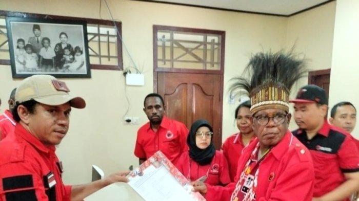 Tokoh Masyarakat Manokwari Obeth Ayok Daftar Caleg DPR RI dari PDIP - Tribunpapuabarat.com
