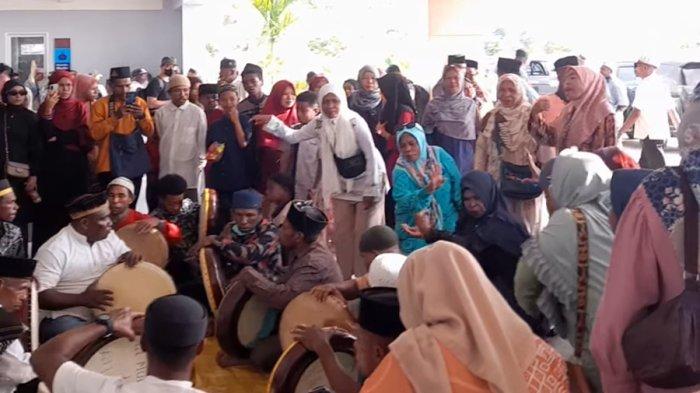 Suasana Haru Warnai 'Perpisahan' Jemaah Haji dan Keluarga Mereka di Bandara Siboru Fakfak ...