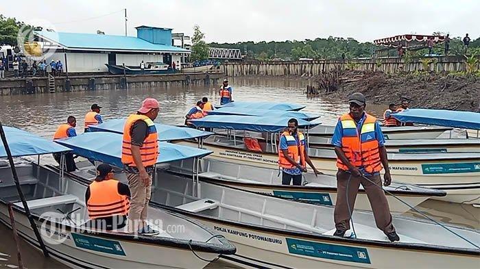 YPMAK Serahkan 50 Perahu Fiber dan Motor di Pomako, Kepala Distrik ...