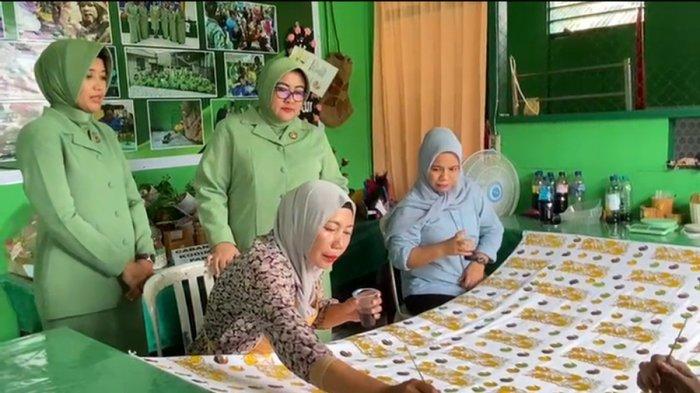 Yani Aswin Kartawijaya Puji Kain Batik Karya Ibu-ibu Persit, Optimistis ...
