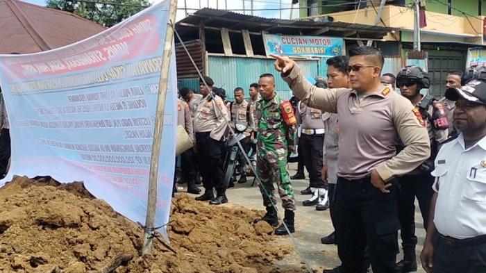 Kombes RB Simangunsong Turun ke TKP, Tumpukan Material dan Palang ke Pasar Wosi Dibuka ...