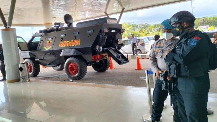 Kendaraan Taktis Parkir di Terminal Bandara Deo Sorong, Diduga untuk ...