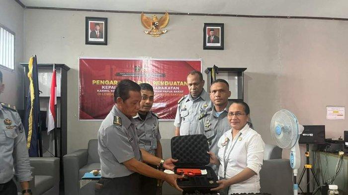 Kanwil Kemenkumham Papua Barat Menyerahkan Tiga Senjata Less Lethal ke ...