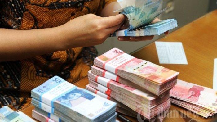 Turun dari Mobil untuk Cek Ban yang Kempes, Uang Rp 427 Juta Milik ...