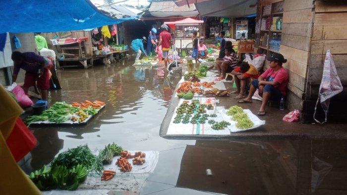 Terendam Banjir, Pedagang Pasar Wosi Manokwari Papua Barat Tetap Jualan - Tribunpapuabarat.com