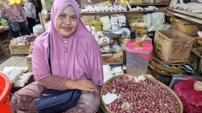 Harga Bawang Merah di Pasar Wosi Manokwari Papua Barat Turun, Pedagang Ungkap Penyebabnya ...