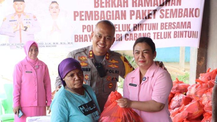 Polres Teluk Bintuni Bagikan 100 Paket Bapok di Bulan Suci Ramadan 1445 ...