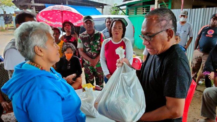 Pemkot Sorong Salurkan 500 Paket Sembako untuk Korban Banjir dan Longsor - Tribunpapuabarat.com