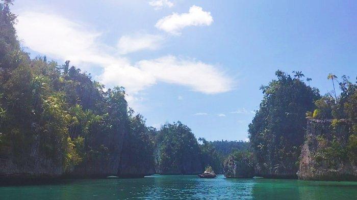 Daya Tarik Teluk Triton di Kaimana Papua Barat, Menyusuri Lautan di ...