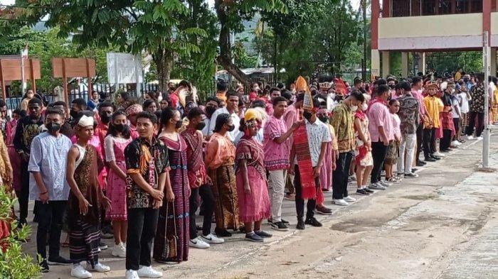 Kompak Kenakan Busana Adat saat Hardiknas, Siswa SMA Agustinus Sorong ...