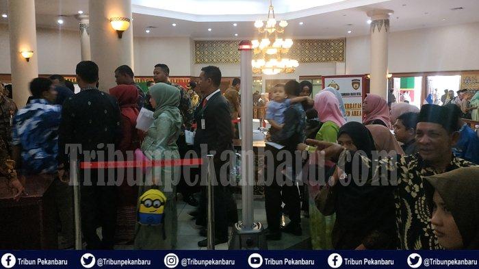 65 Anggota DPRD Riau Dilantik Pagi Ini, Undangan Berdesakan Masuk ...
