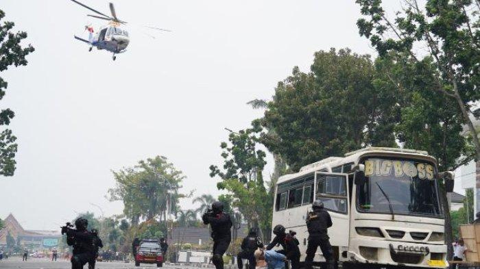 Bak Film Aksi Hollywood, Adegan Simulasi Sispamkota Pekanbaru Bebaskan Ketua KPU Dari ...