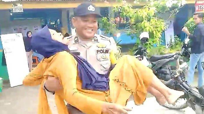 Aksi Aipda Ralon Manurung Bopong Nenek Syamsiah ke TPS , Sigap Bantu ...