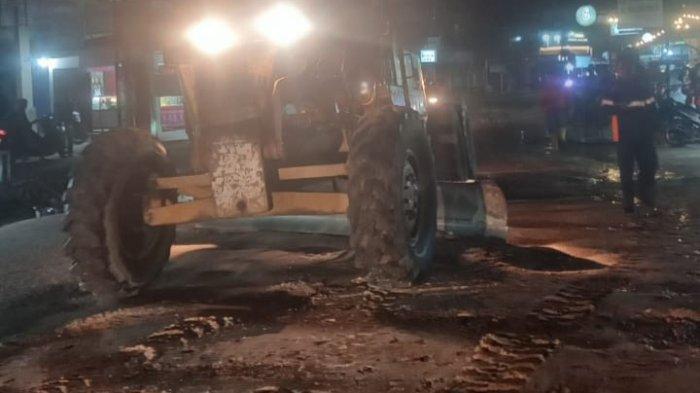 Jalan Suka Karya Perbatasan Kampar-Pekanbaru yang Rusak Parah Ditambal ...