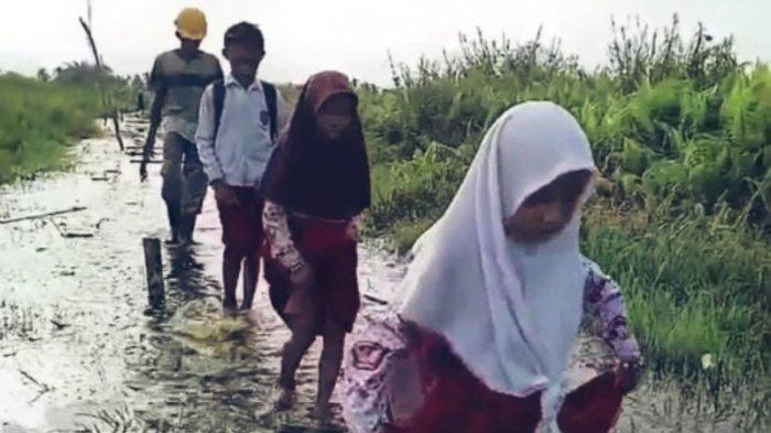 Anak-anak Desa Kuala Sebatu Inhil Meniti Jerambah Kayu untuk ke Sekolah ...