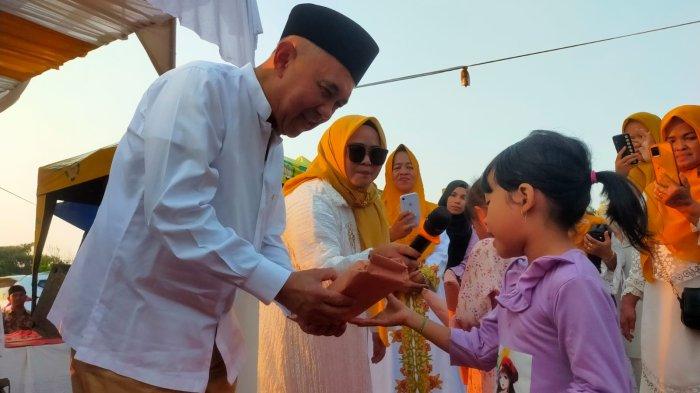 Ribuan Ibu-Ibu Gembira Foto Bersama dengan Andi Rahman dan Ida Yulita ...