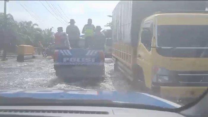 Arus Lalin Macet Parah Akibat Banjir Jalintim Desa Kemang Pelalawan, Puluhan Petugas Urai ...