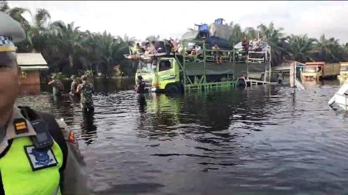 Arus Lalu Lintas di Lokasi Banjir Jalintim Pelalawan Padat Merayap, Polisi Berlakukan Ini ...