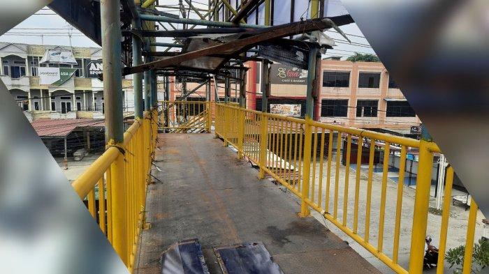 Atap JPO Tabek Gadang Pekanbaru yang Copot Sempat Terbang ke Jalan ...