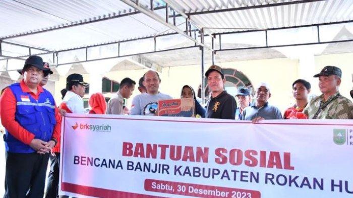 Bantu Korban Banjir di Rohul, BRK Salurkan 140 Paket Sembako - Tribunpekanbaru.com