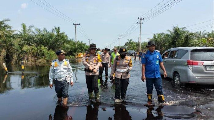 Banjir di Jalintim Pelalawan Surut Drastis, Sudah Bisa Dilewati Mobil ...