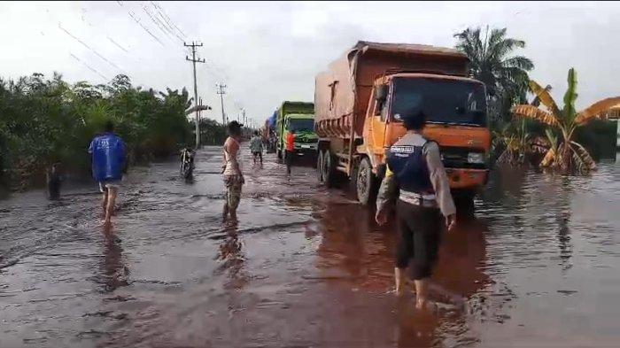 Mobil Roda 4 Diizinkan Lewat, Banjir Jalintim Desa Kemang Pelalawan ...