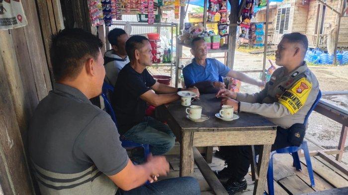 Bhabinkamtibmas Polsek Keritang Sambangi Dan Ngopi Bareng Warga Jelang