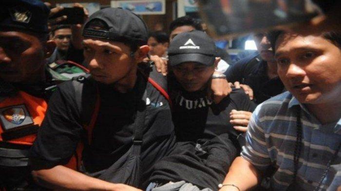 DETIK-DETIK Warga Teriaki Antoni 'Pembunuh', Bos Distro Palembang ...