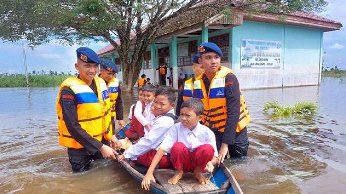 Banjir di Rohil, Brimob Polda Riau Bantu Mobilisasi Anak Sekolah Dengan Sampan - Tribunpekanbaru.com