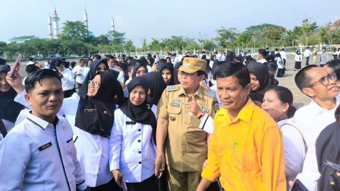 Bupati Rohul Sukiman Bercanda dan Layani Foto Bersama Fungsional PPPK ...