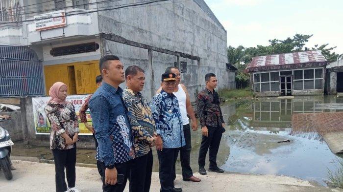 Bupati Rohil Tinjau Pengerjaan Perbaikan Jalan Rusak di Bagansiapiapi - Tribunpekanbaru.com