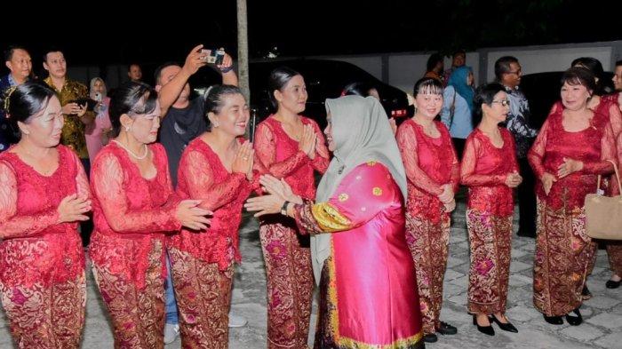 Bupati Kasmarni Hadiri Peringatan Waisak, Ajak Umat Budha Negeri ...