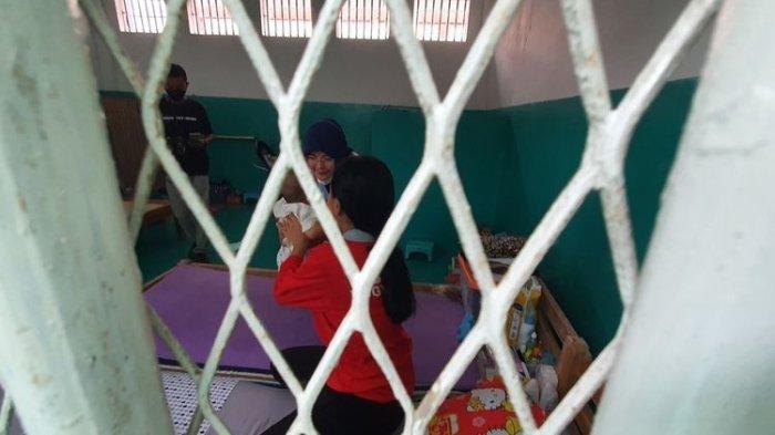 Dari Balik Jeruji Besi, Wanita Ini Asuh Bayinya yang Masih Berusia 5 Bulan,Senyum Bayinya ...