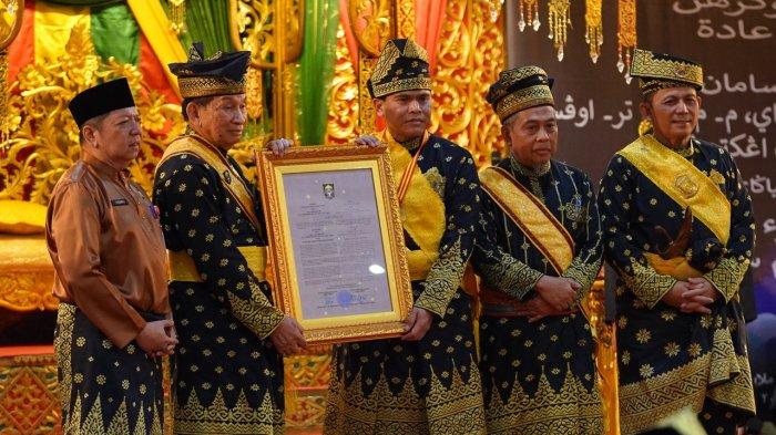 Kasal Laksamana TNI M Ali Terima Penganugerahan Gelar Adat Datuk Seri ...