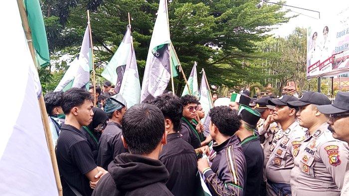Dua Massa Demo di DPRD Riau Kritik Kebijakan Presiden Prabowo - Tribunpekanbaru.com