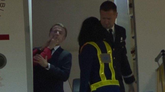 Terkekeh Lihat Video Macron Ditoyor, Donald Trump: Pastikan Pintunya ...