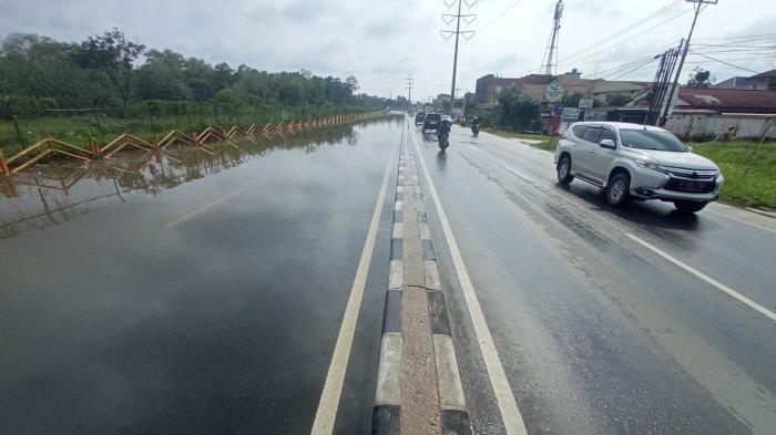 FOTO: Hujan Berjam-jam Bikin Jalan Paus Rumbai Pekanbaru Banjir, Satu ...