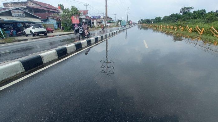 FOTO: Hujan Berjam-jam Bikin Jalan Paus Rumbai Pekanbaru Banjir, Satu ...