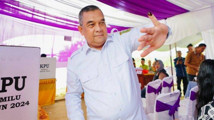 FOTO: Gubernur Riau Gunakan Hak Pilih di TPS 04 Pekanbaru Pada Pemilu 2024 - Tribunpekanbaru.com