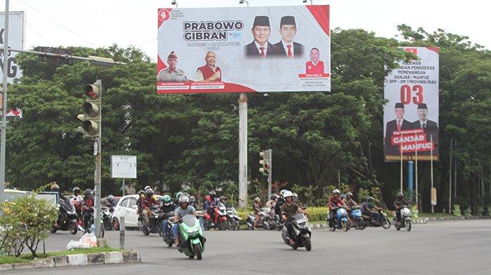 FOTO: Hari Kedua Kampanye, Baliho Capres Mulai Warnai Kota Pekanbaru ...