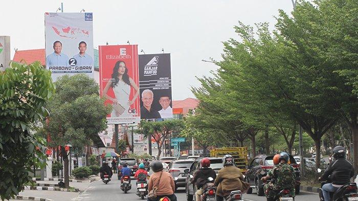 FOTO: Hari Kedua Kampanye, Baliho Capres Mulai Warnai Kota Pekanbaru ...