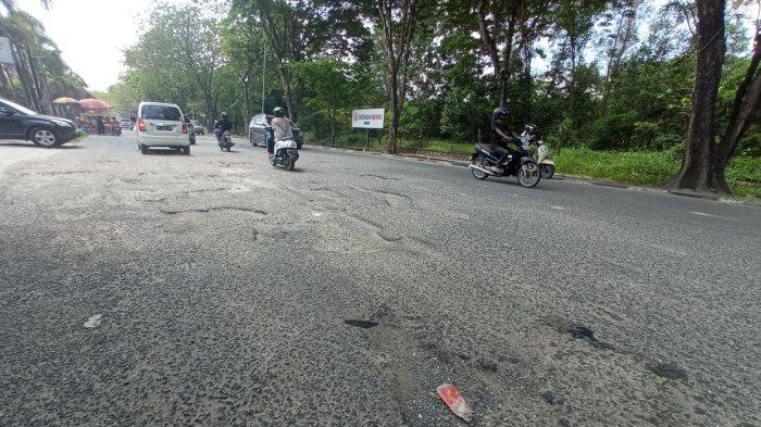 FOTO: Jalan Parit Indah Pekanbaru Jelek Penuh Lubang - Tribunpekanbaru.com
