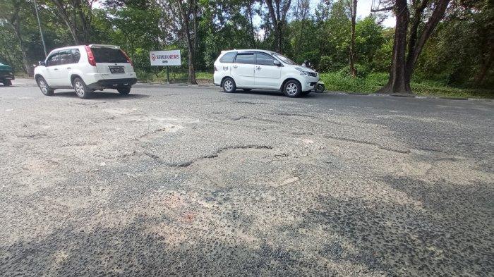 FOTO: Jalan Parit Indah Pekanbaru Jelek Penuh Lubang - Tribunpekanbaru.com