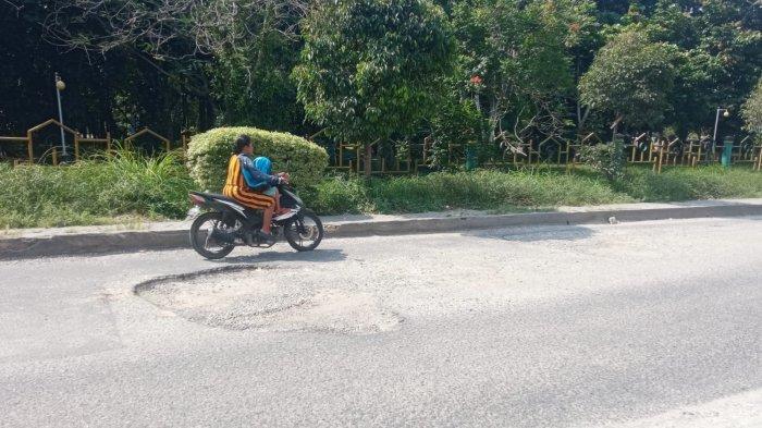 FOTO: Jalan Umban Sari Rumbai Pekanbaru Jelek dan Berlubang ...