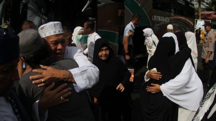FOTO: Jemaah Haji Asal Pekanbaru Kloter Terakhir Disambut Keluarga - Tribunpekanbaru.com