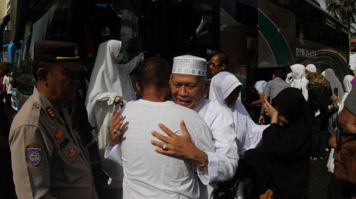 FOTO: Jemaah Haji Asal Pekanbaru Kloter Terakhir Disambut Keluarga - Tribunpekanbaru.com
