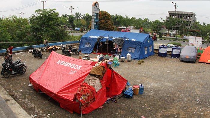 FOTO: Korban Banjir di Rumbai Pekanbaru Sudah Tinggal di Tenda ...