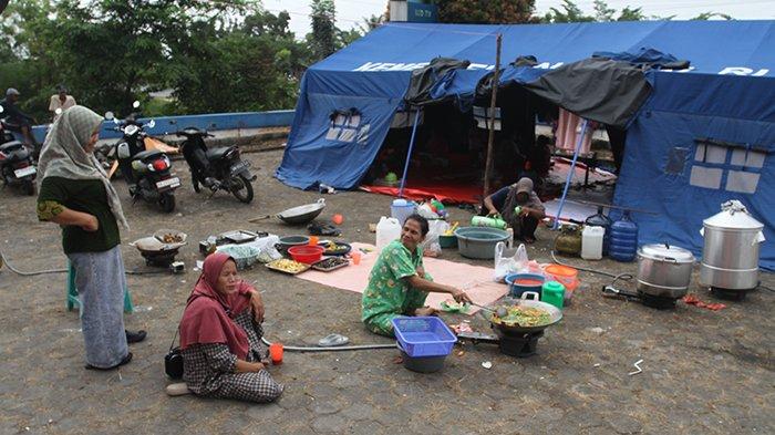 FOTO: Korban Banjir di Rumbai Pekanbaru Sudah Tinggal di Tenda ...