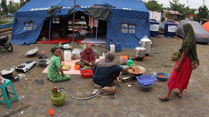 FOTO: Korban Banjir di Rumbai Pekanbaru Sudah Tinggal di Tenda ...